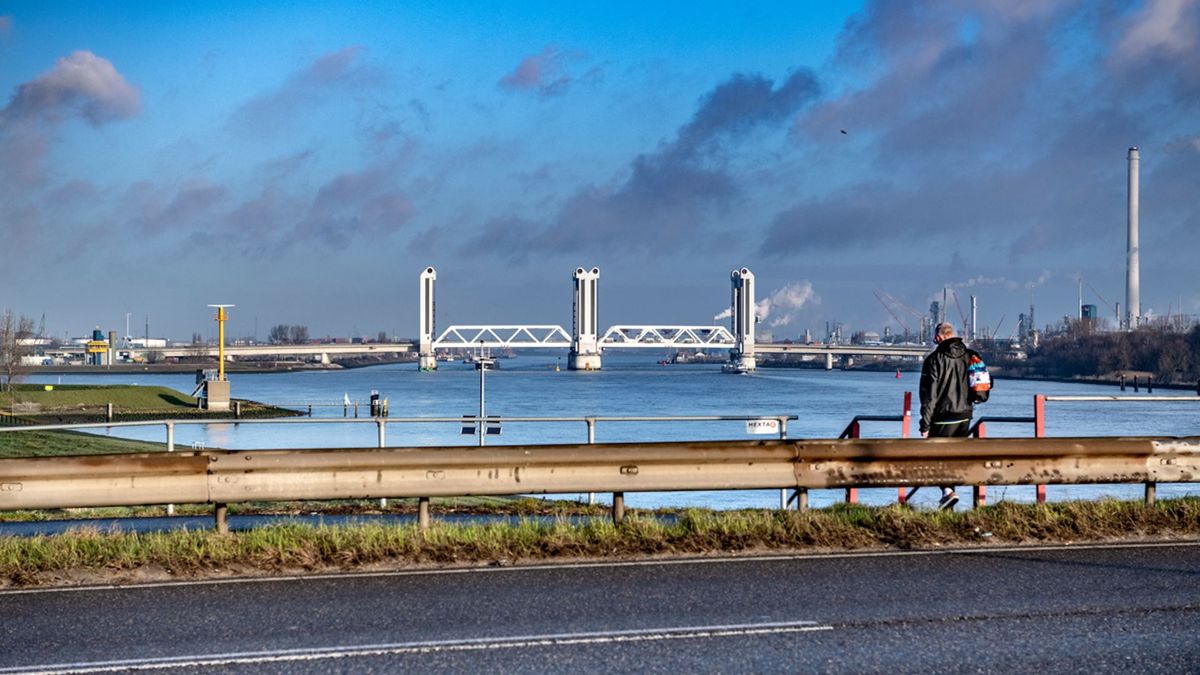 Storing in slagbomen Botlekbrug verholpen, verkeer komt weer op gang ...