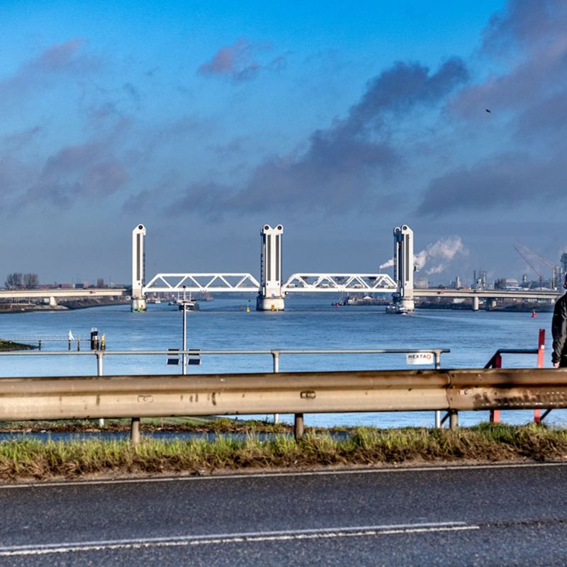 Storing in slagbomen Botlekbrug verholpen, verkeer komt weer op gang ...