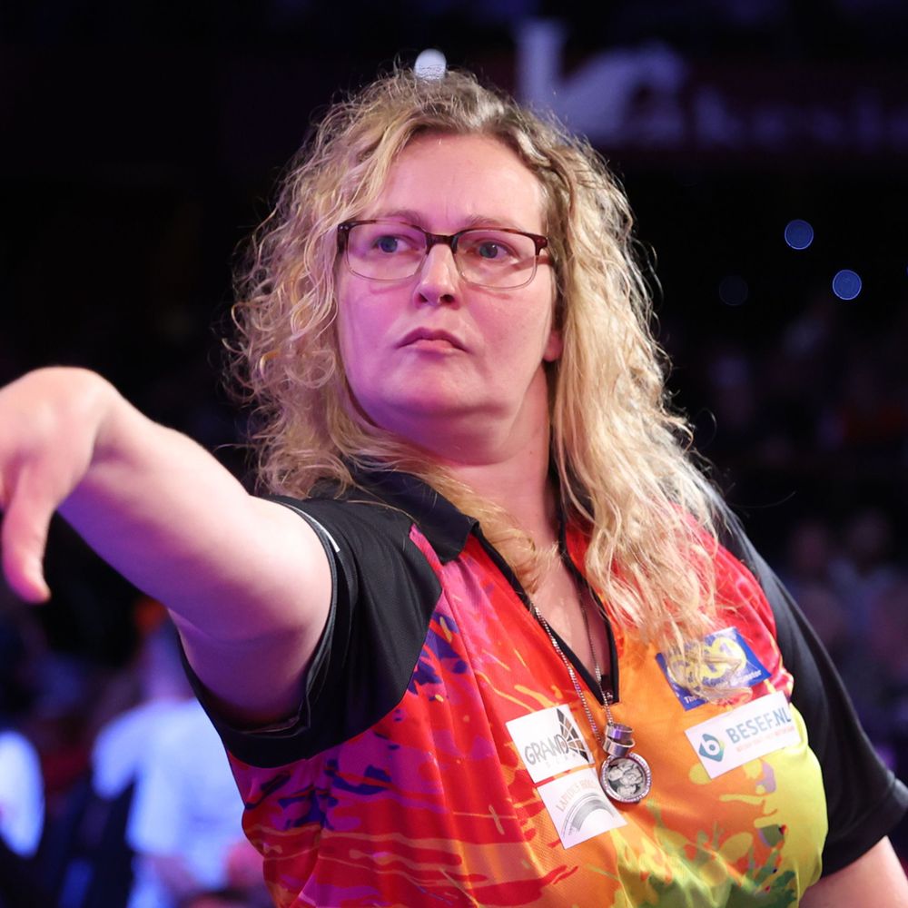 Dartsters willen niet met transvrouw spelen en stappen uit Nederlands ...
