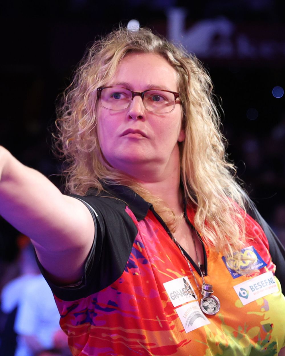 Dartsters willen niet met transvrouw spelen en stappen uit Nederlands ...