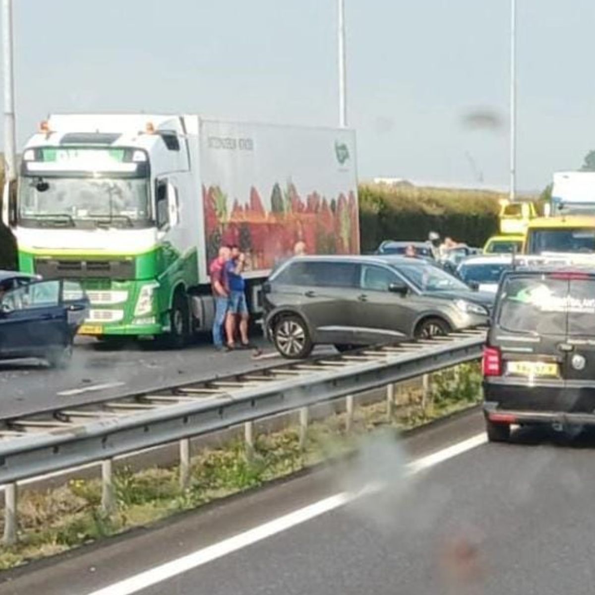 A15 vrijgegeven na ongeluk, auto stond dwars op de weg - Rijnmond