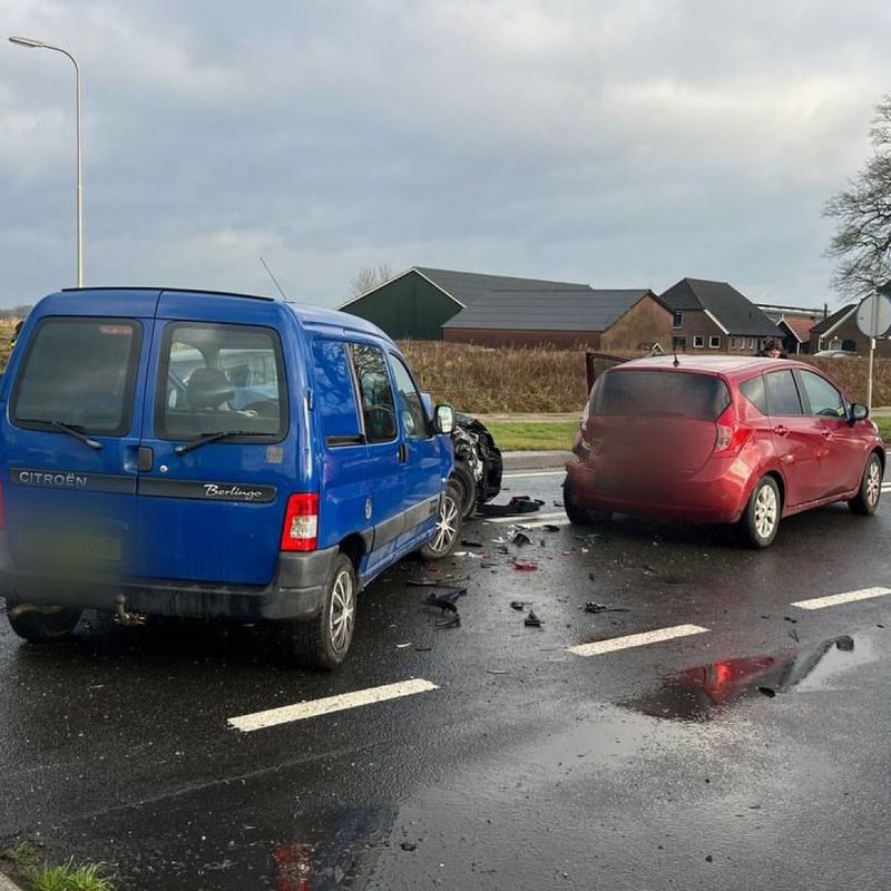 Twee mensen naar ziekenhuis na zware botsing - Omroep Gelderland