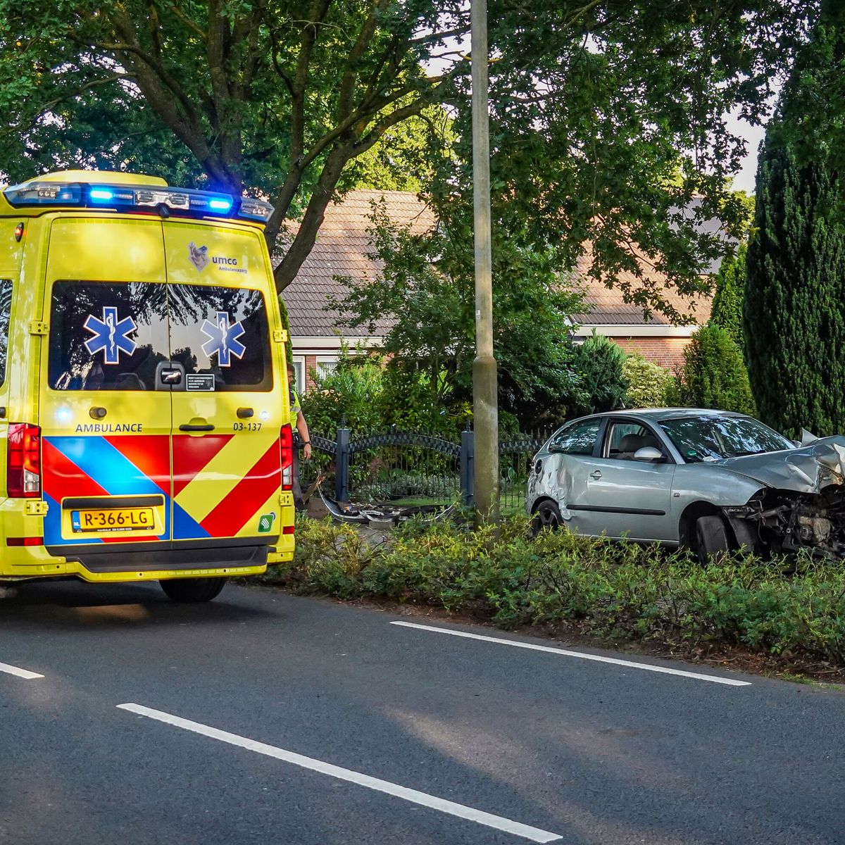 Auto botst frontaal tegen boom in Klazienaveen - RTV Drenthe