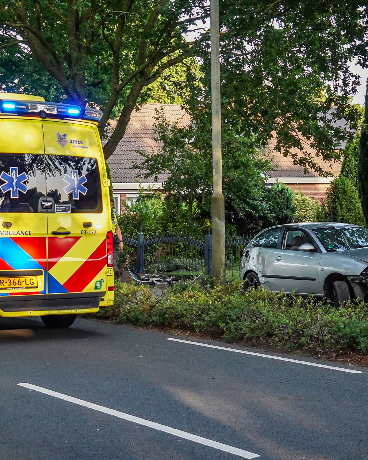 Auto botst frontaal tegen boom in Klazienaveen - RTV Drenthe