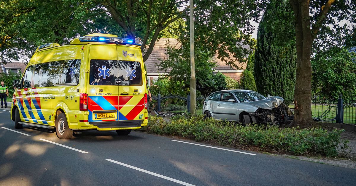 Auto botst frontaal tegen boom in Klazienaveen - RTV Drenthe