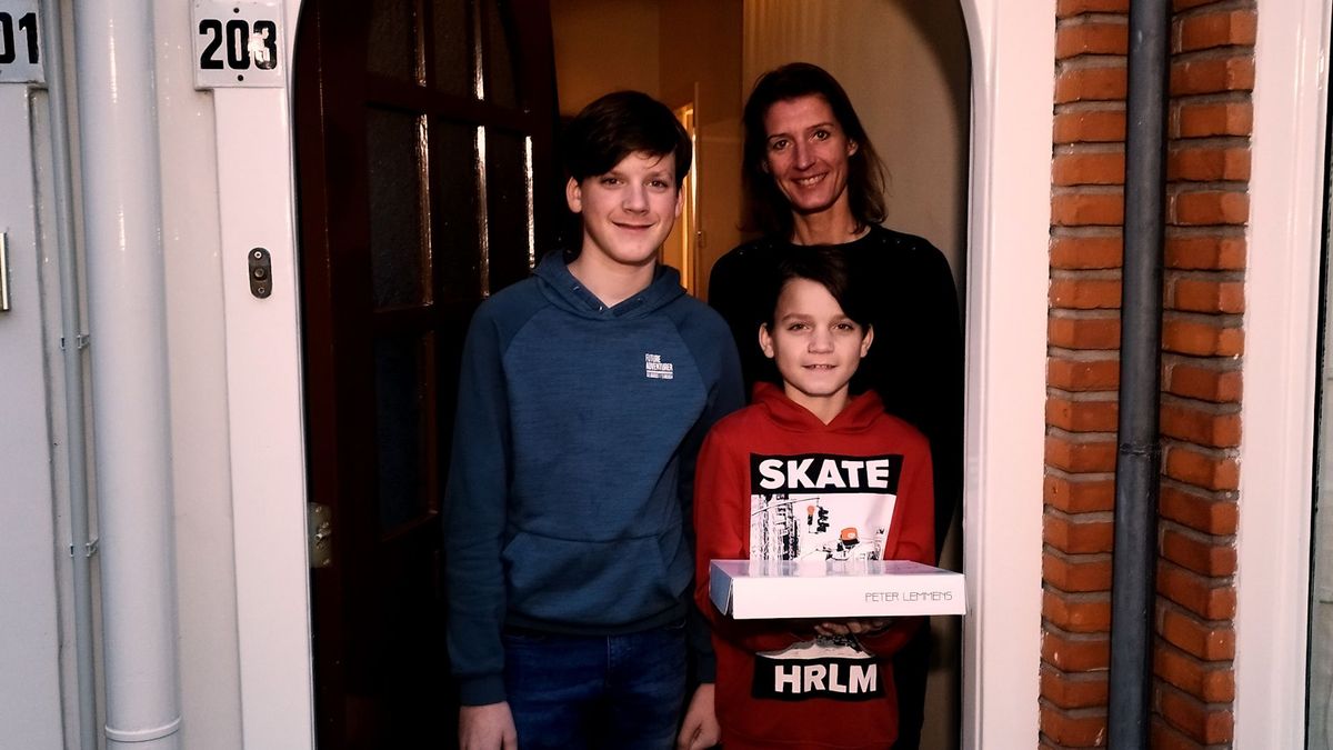 Jules (11) en Jens (13) verkopen échte Limburgse vlaaien voor Giro555 - RTV Utrecht