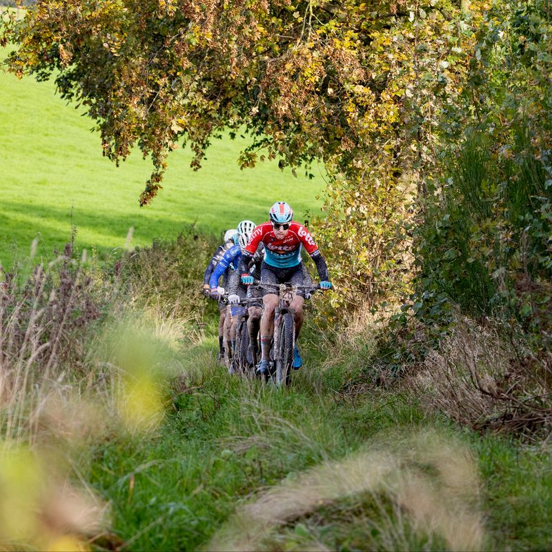 Mountainbiker Pascal Eenkhoorn crosst door zijn achtertuin: 'Het is mijn hobby' - L1 Nieuws