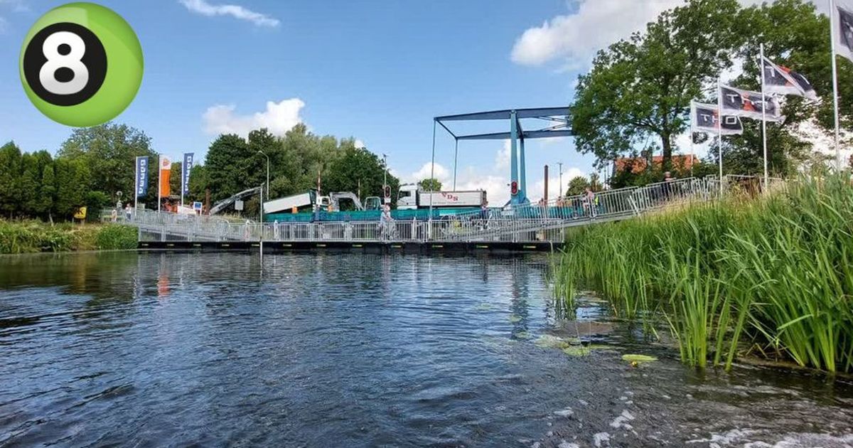 Pontonbrug brengt fietsers en wandelaars over Oude IJssel - Omroep ...