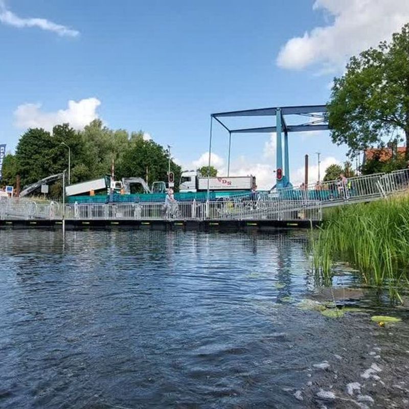 Pontonbrug brengt fietsers en wandelaars over Oude IJssel - Omroep ...