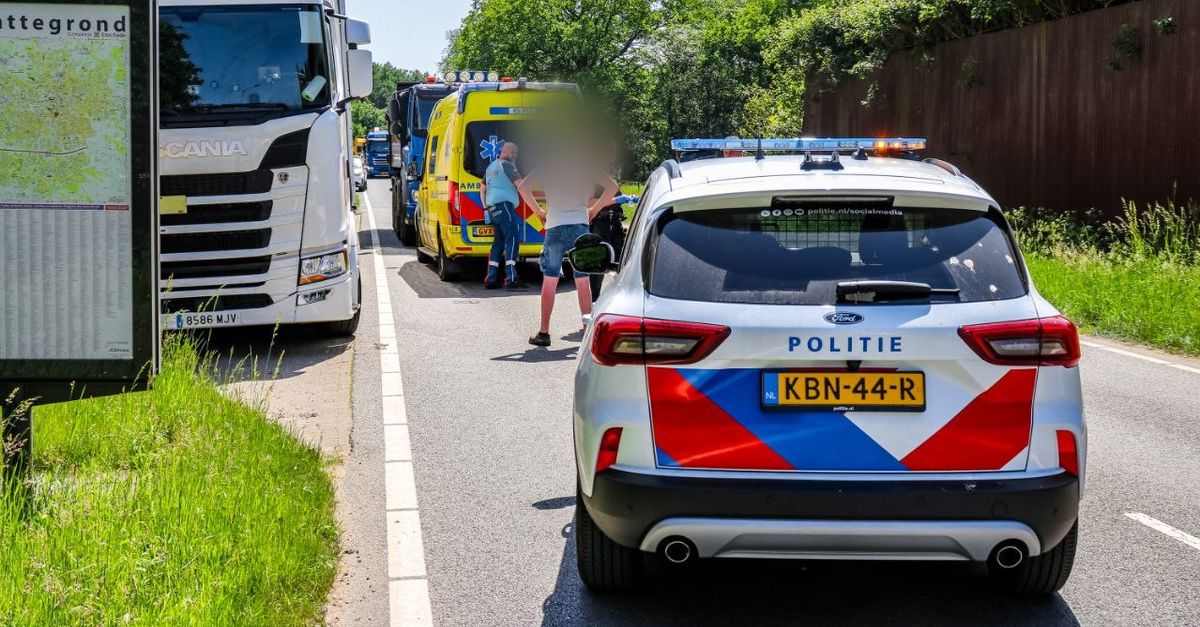 Automobilist ervandoor na ongeval Enschede: 'Reed over voet van ...