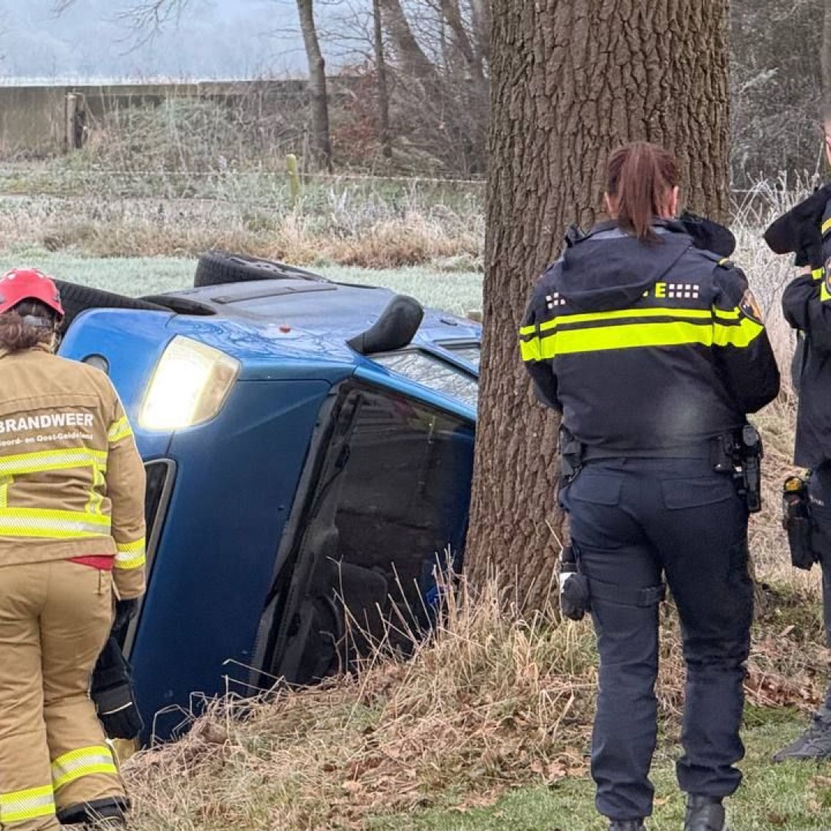 Auto vliegt uit de bocht en belandt in greppel - Omroep Gelderland