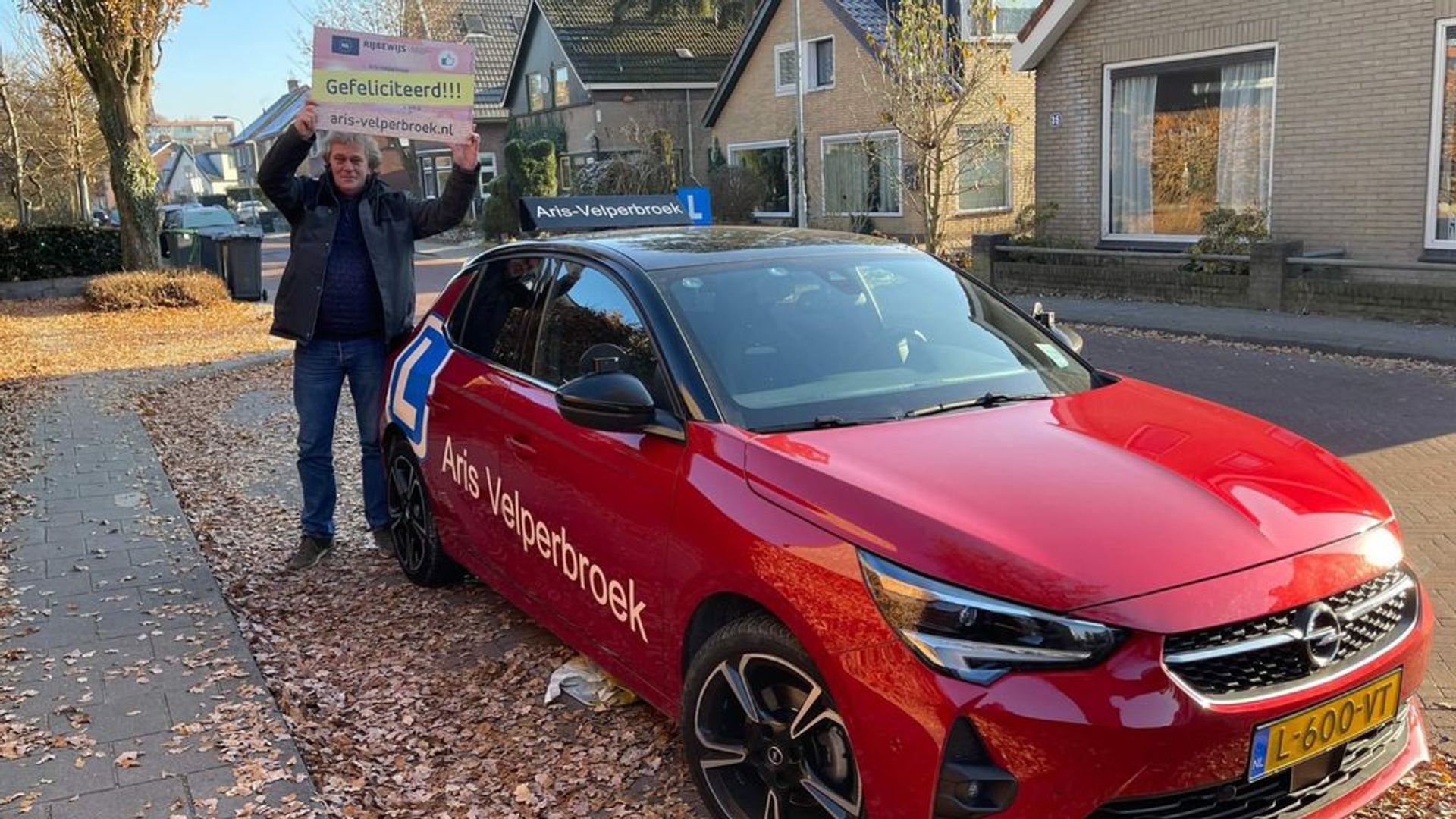 Frans haalt op zijn 62e(!) in één keer zijn autorijbewijs - Omroep ...