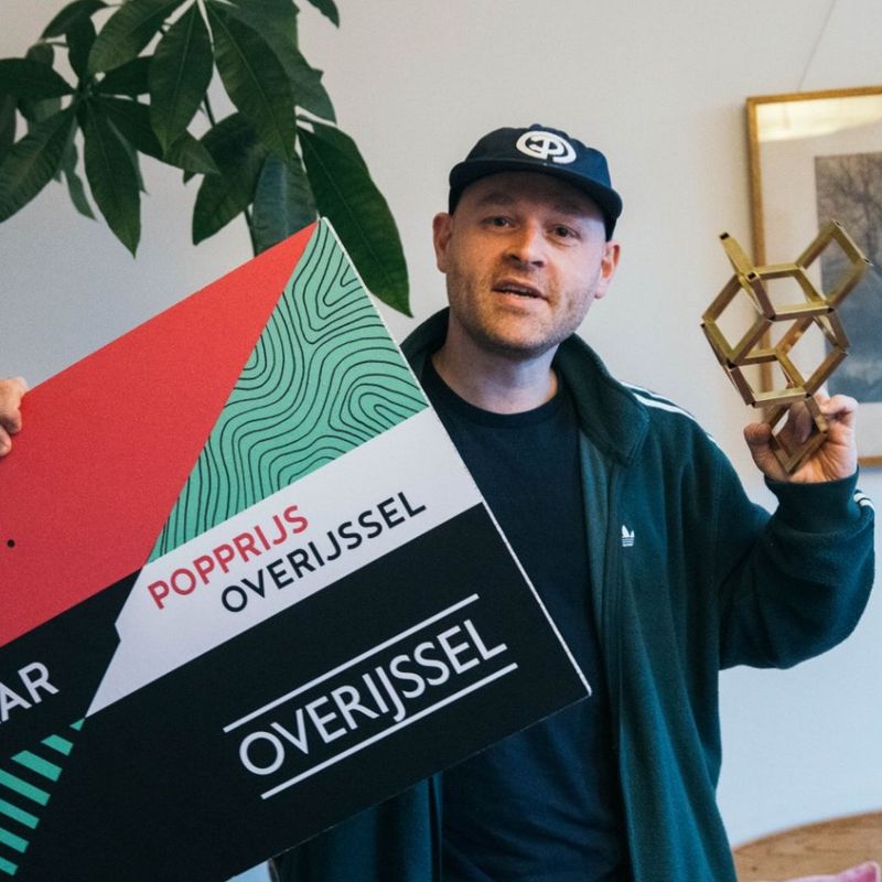Zwolse rapper Sticks wint Popprijs Overijssel 2021 - Oost