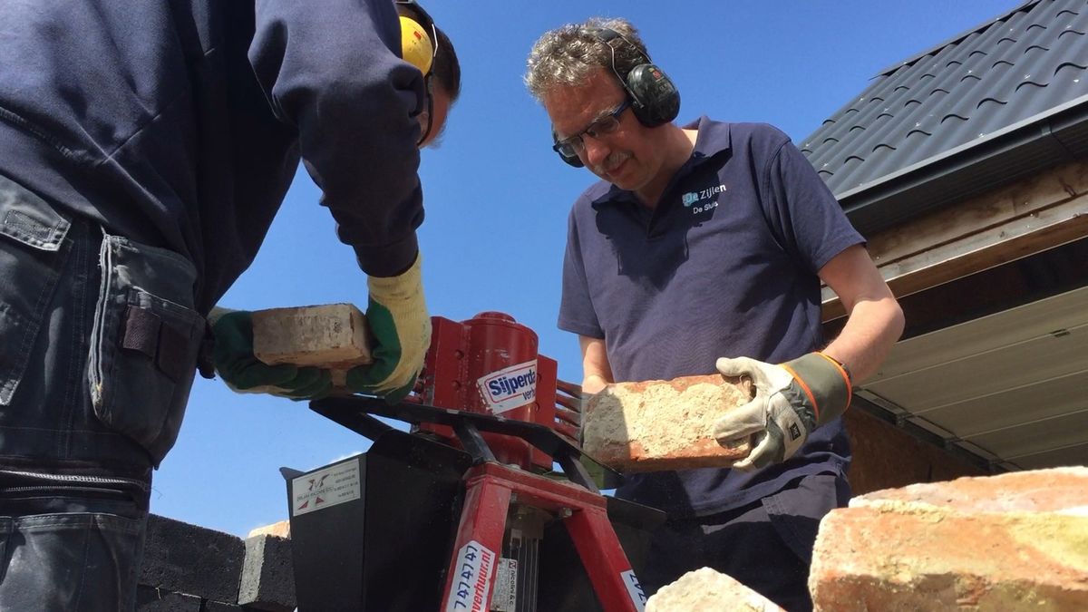 Achttien kuub stenen bikken. Wie helpt? - RTV Noord