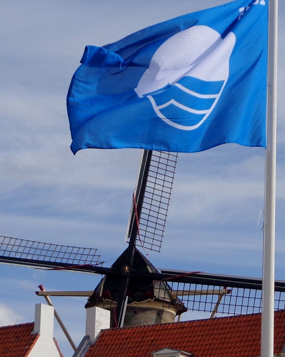 Hier wappert de blauwe vlag en kun jij schoon en veilig het strand op ...