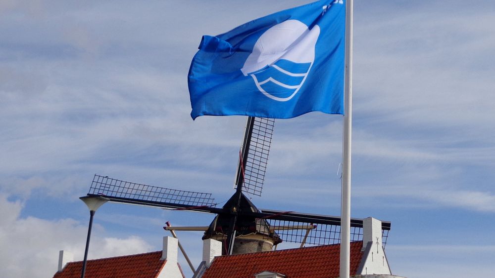 Hier wappert de blauwe vlag en kun jij schoon en veilig het strand op ...