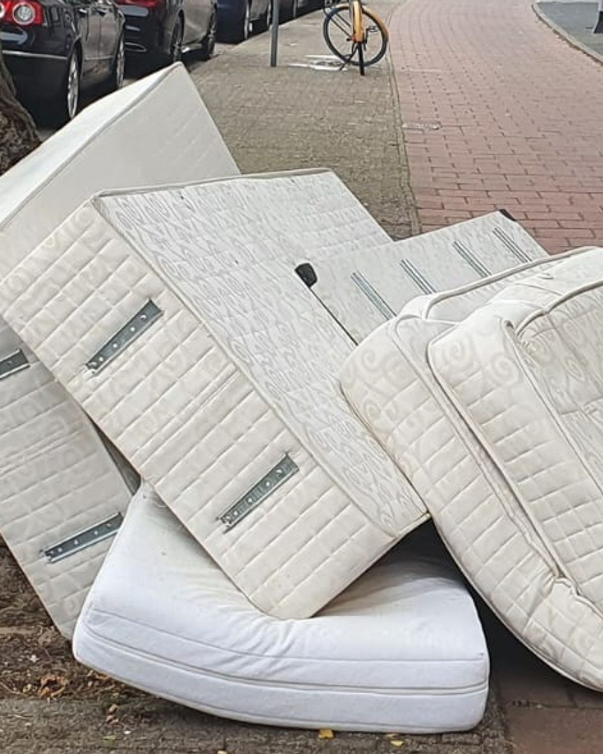 'Alsof het een soort matrassenwijk is', honderden matrassen op straat ...