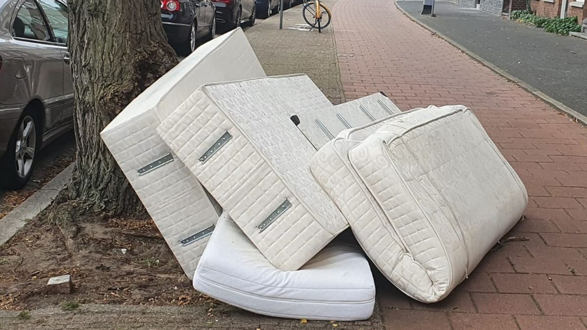 'Alsof het een soort matrassenwijk is', honderden matrassen op straat ...