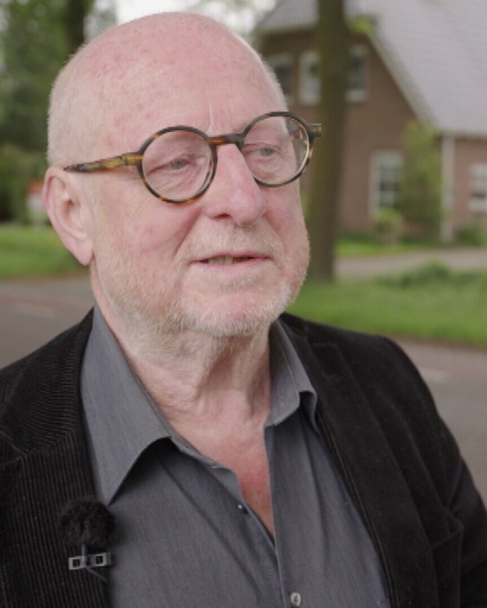 Over nostalgie en vergankelijkheid in Hollandscheveld: het tuinpad van Bertus ten Caat - RTV Drenthe