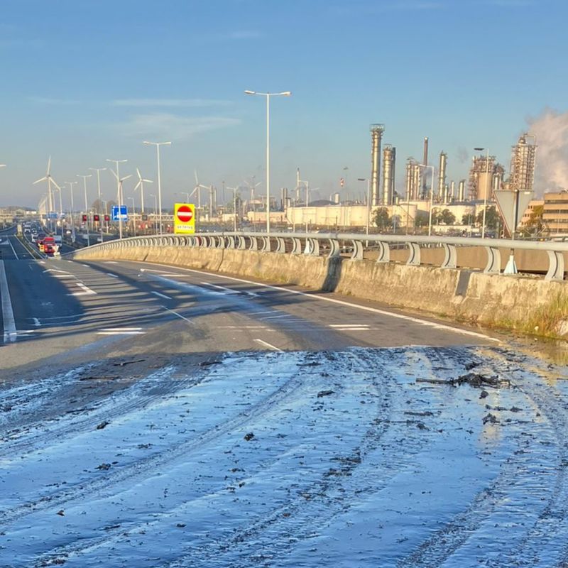 Afrit van A15 bij Spijkenisse weer open na urenlange schoonmaak - Rijnmond