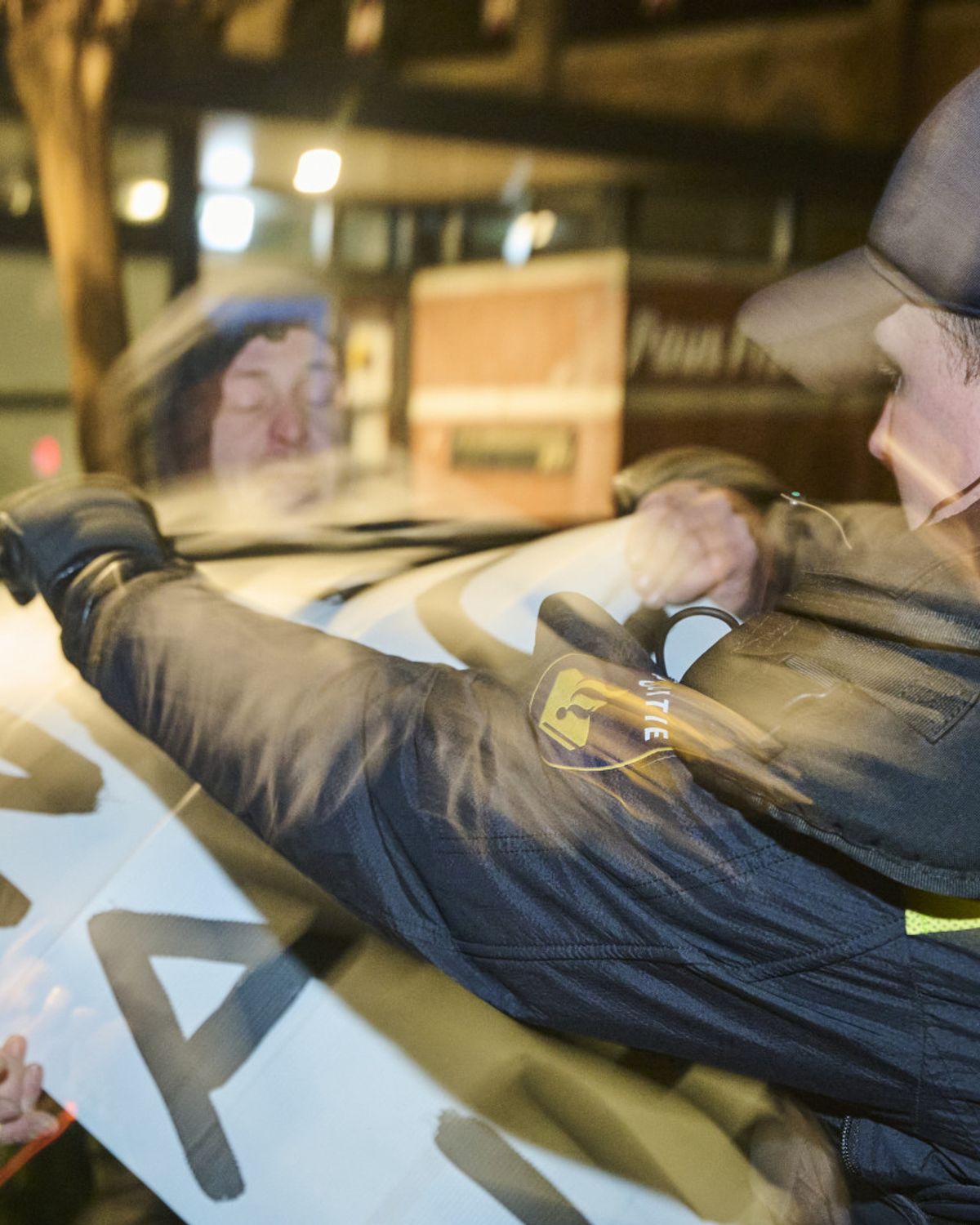 Protest tegen azc loopt uit de hand tijdens gemeenteraadsvergadering ...