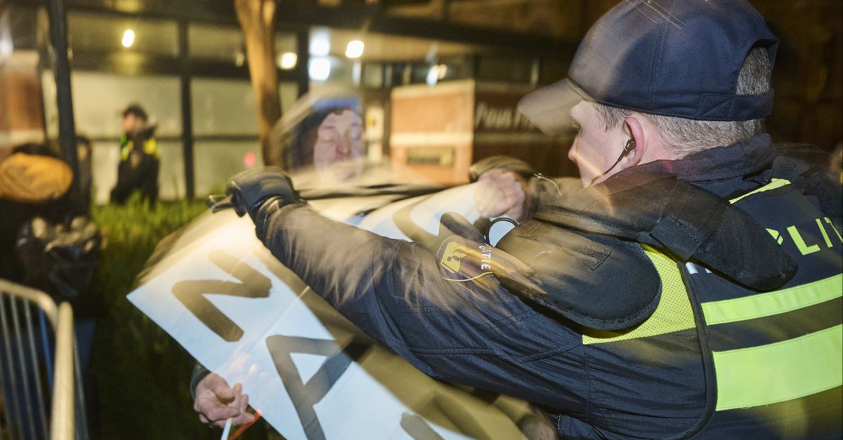 Protest tegen azc loopt uit de hand tijdens gemeenteraadsvergadering ...