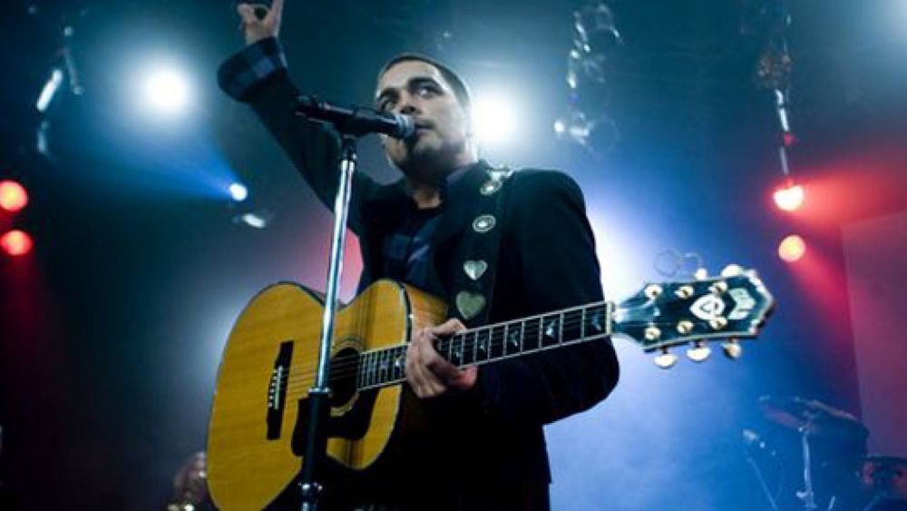 Gouden Plaat voor zanger Waylon - Omroep Gelderland