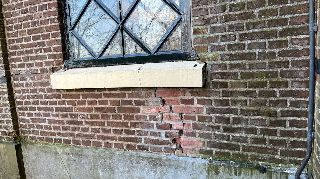 Kerk Wiuwert verzakt, mummies niet in gevaar - Omrop Fryslân