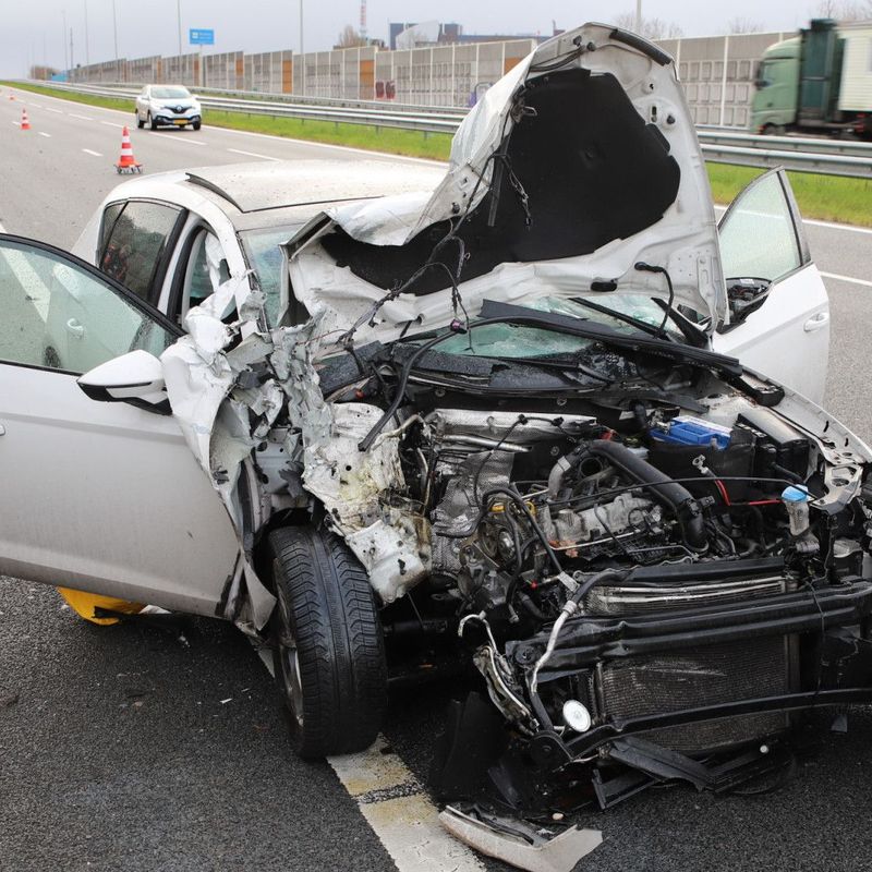 112-nieuws | Bordenwagen geramd op A12 - Auto crasht in tuin - Omroep West