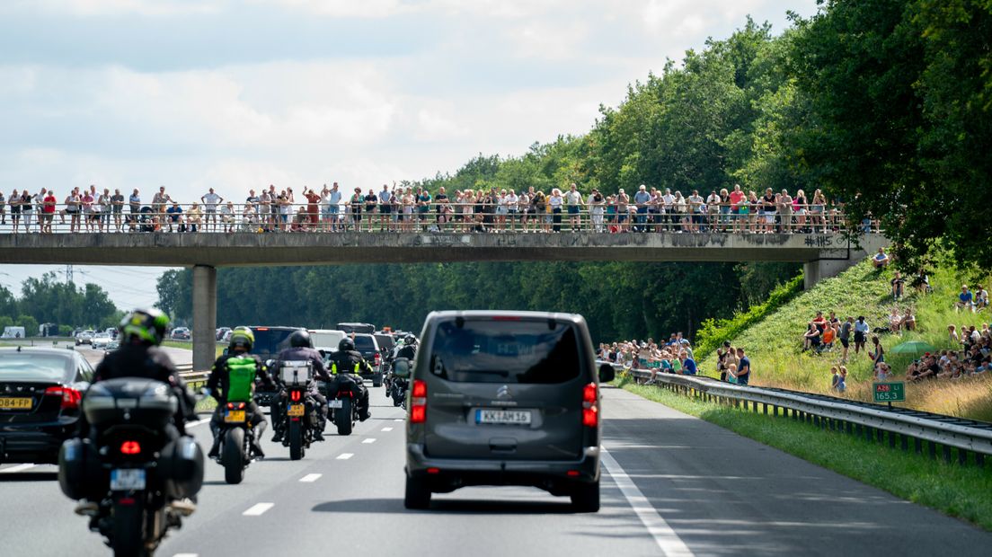 In beeld: Assen stroomt leeg, bermen vol toeschouwers - RTV Drenthe