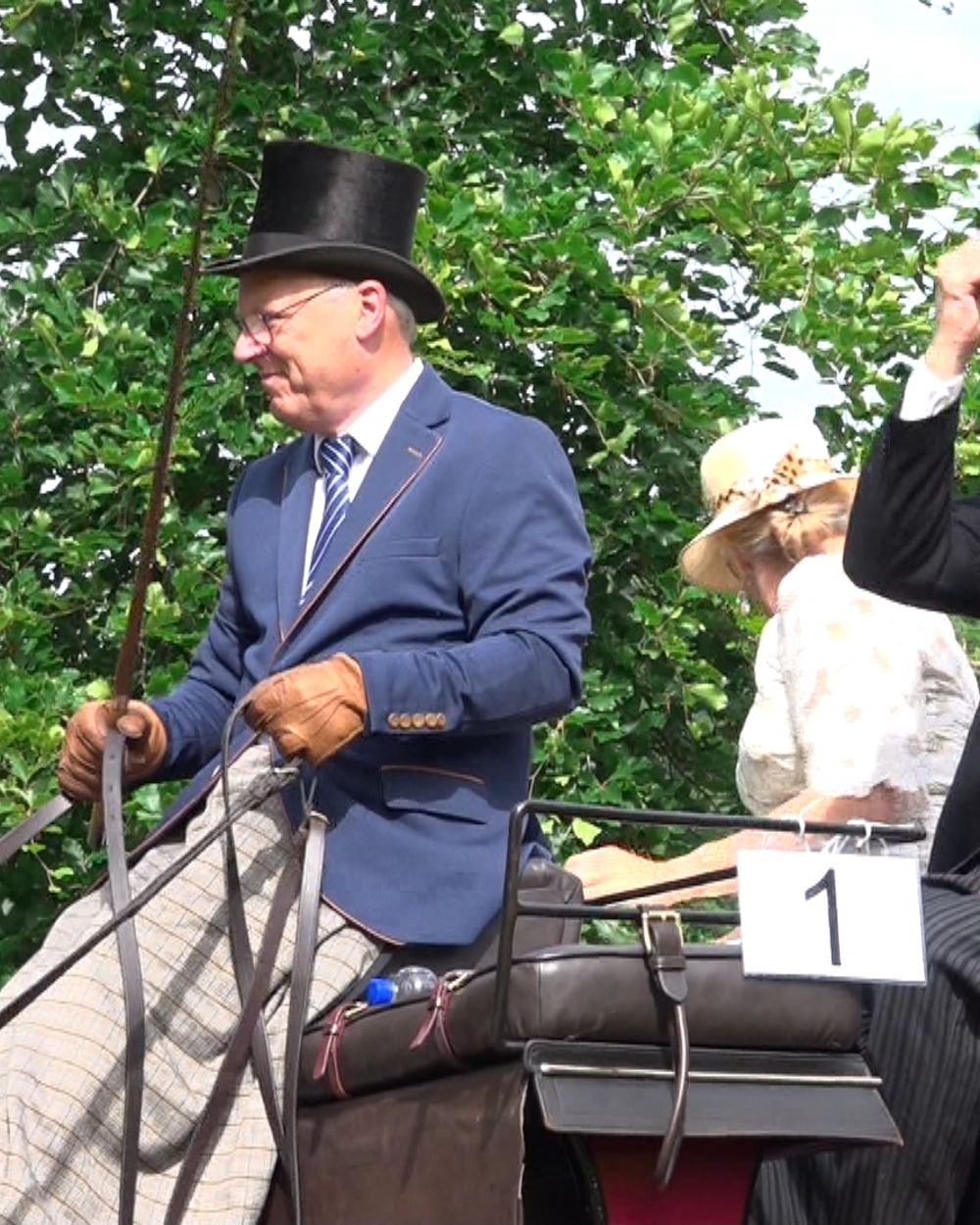 Historische koetsen maken tocht door Leek en omgeving - RTV Noord