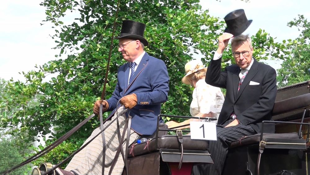 Historische koetsen maken tocht door Leek en omgeving - RTV Noord