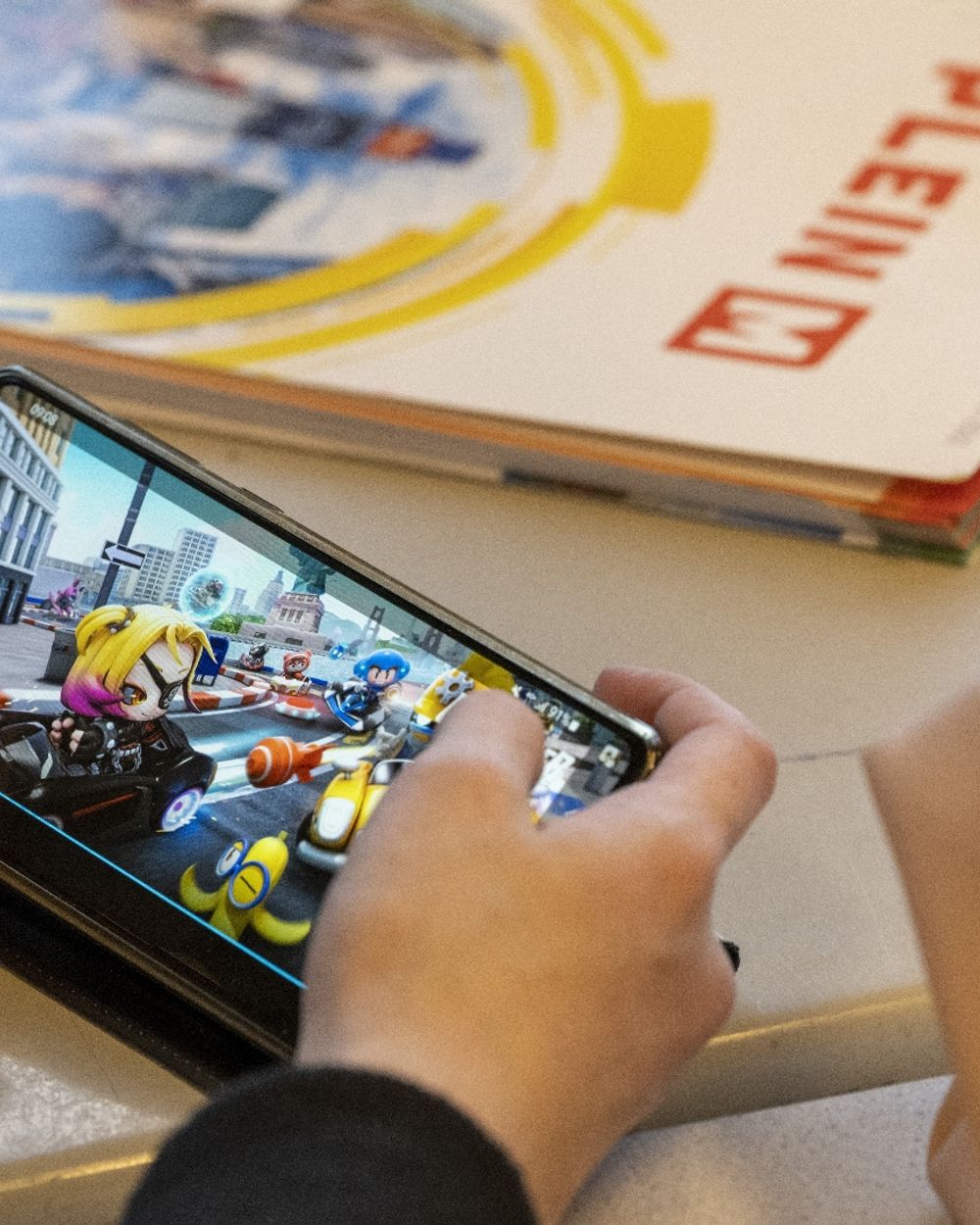 Mobieltje in de ban op Het Hogeland College: 'We praten nu meer met elkaar' - RTV Noord