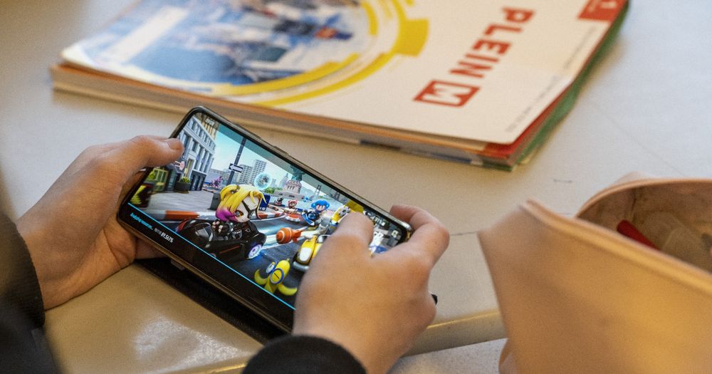 Mobieltje in de ban op Het Hogeland College: 'We praten nu meer met elkaar' - RTV Noord