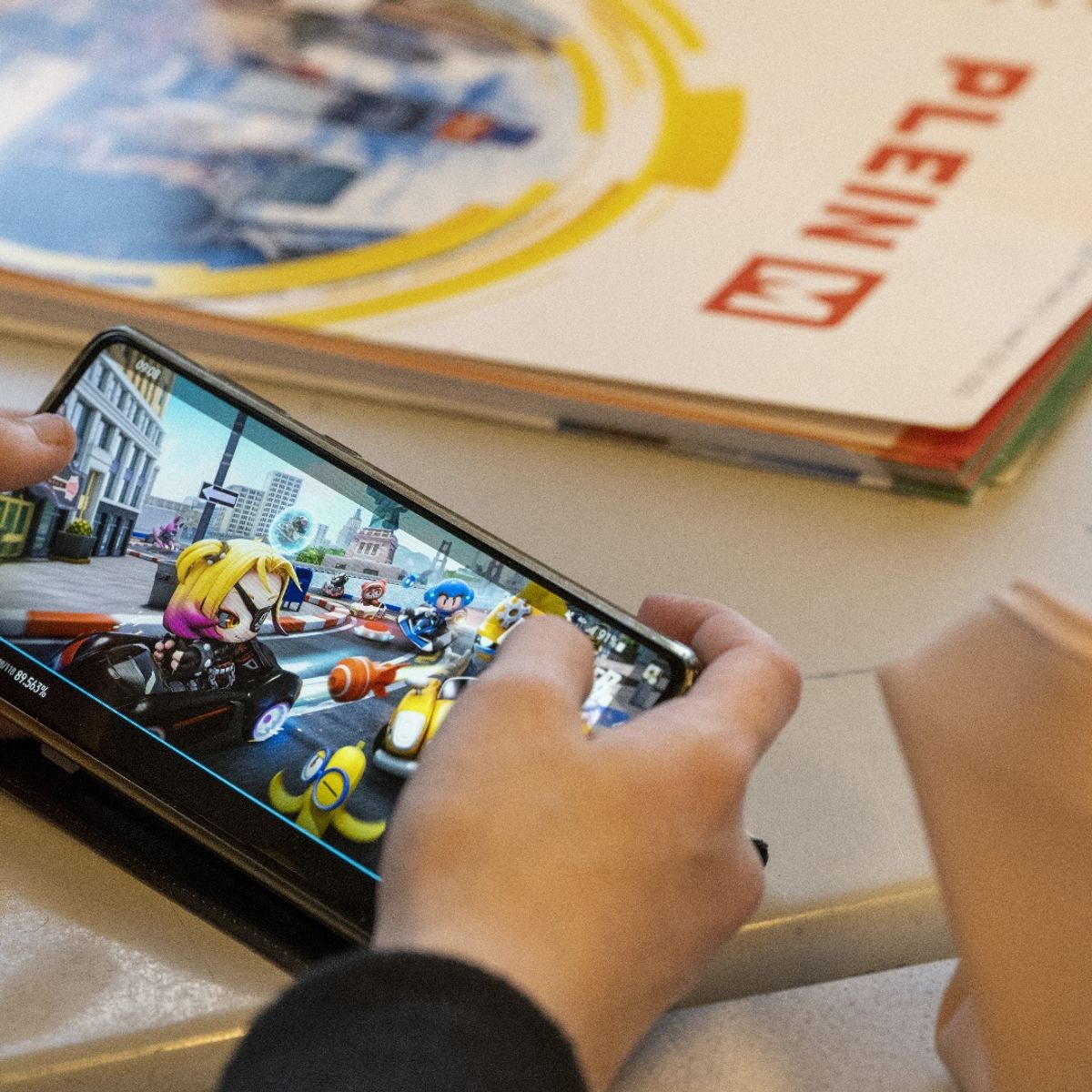 Mobieltje in de ban op Het Hogeland College: 'We praten nu meer met elkaar' - RTV Noord