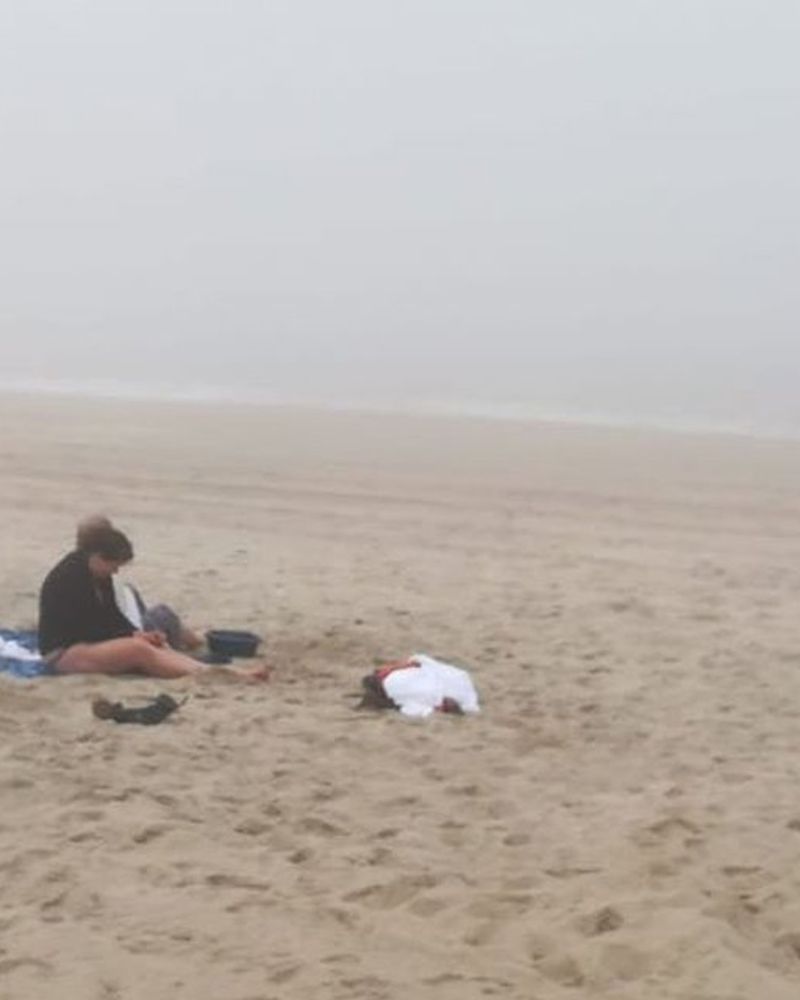 Opnieuw zeevlam: 'Met 16 graden wel koud in bikini' - Omroep West