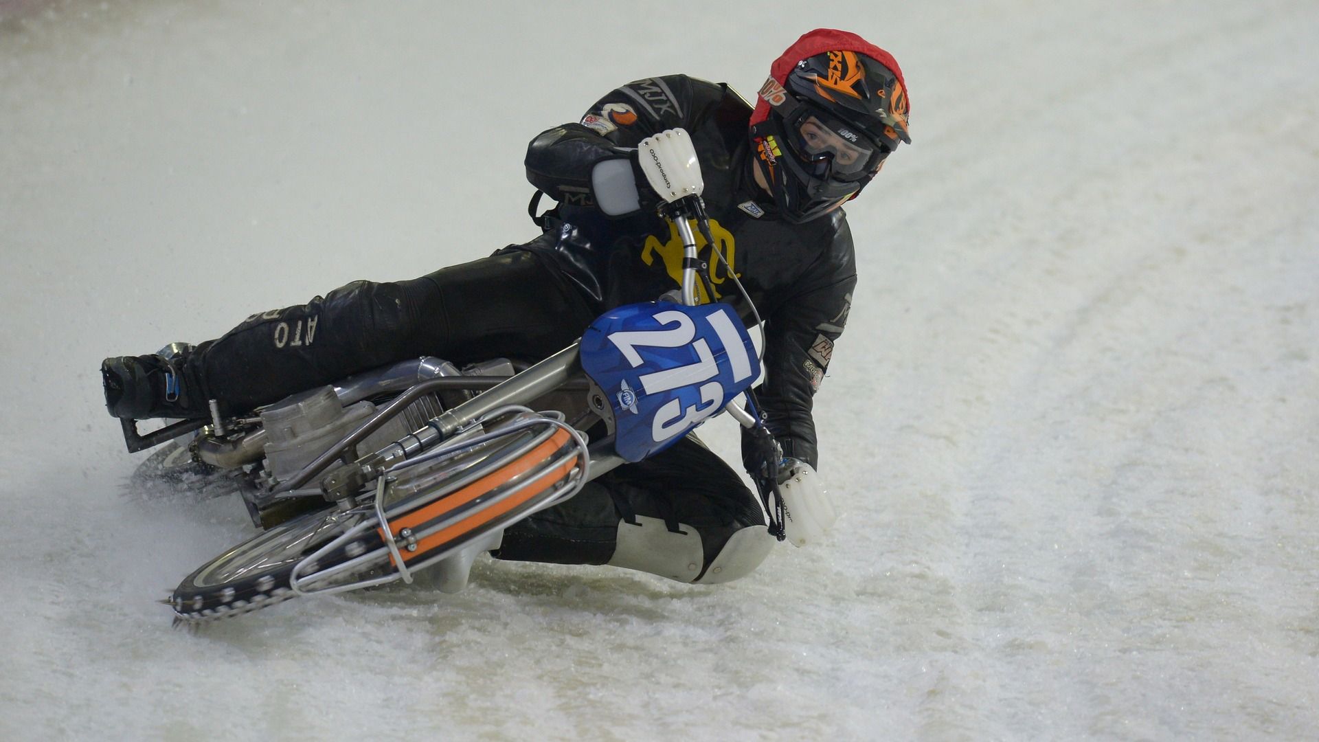 Jimmy Tuinstra (18) pakt punten op WK ijsspeedway in Thialf - Omrop Fryslân