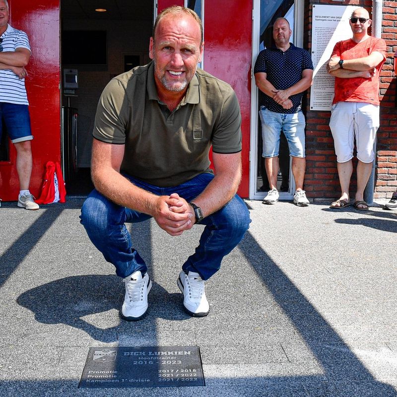 Dick Lukkien geëerd met Walk of Fame-tegel bij FC Emmen - RTV Drenthe