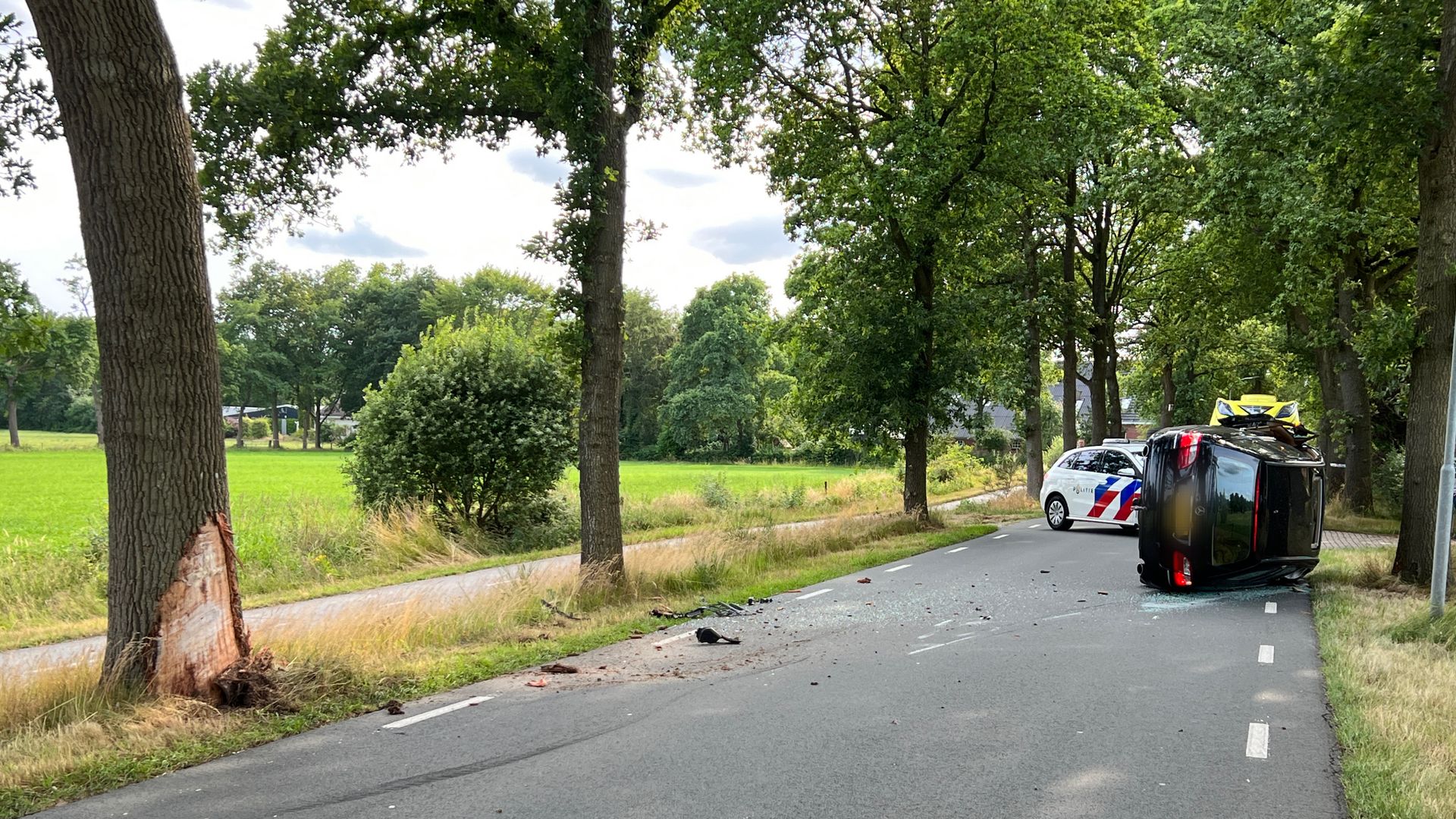 Auto belandt op zijkant bij Peize, inzittende naar ziekenhuis - RTV Drenthe