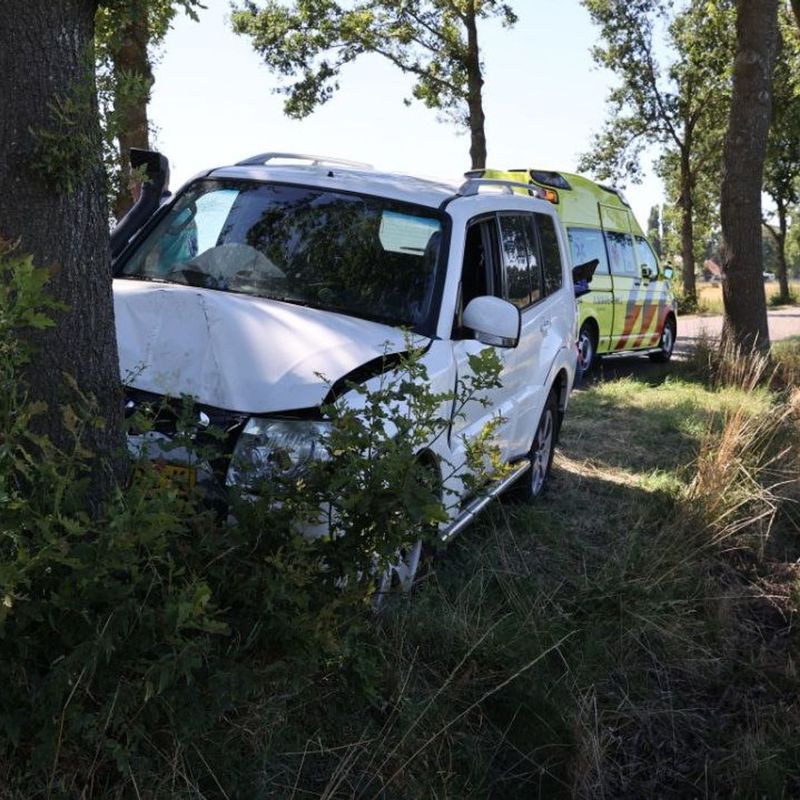 Automobilist gewond door botsing tegen boom in Eesergroen - RTV Drenthe