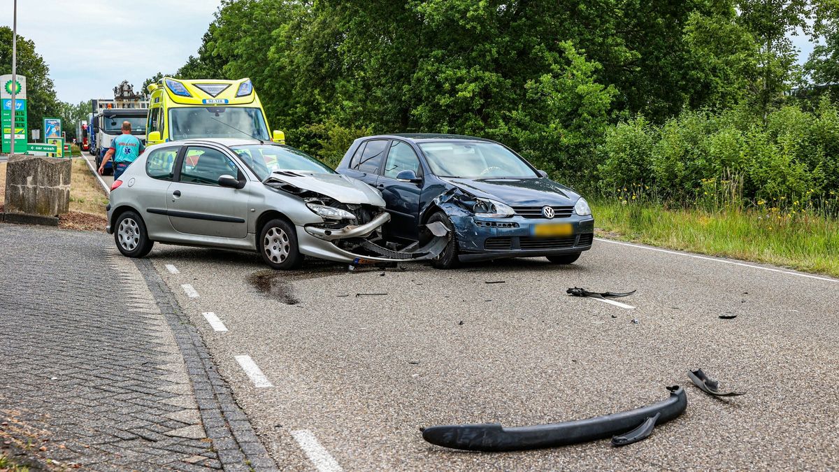 Twee auto's met elkaar in botsing in Heerenveen - Omrop Fryslân