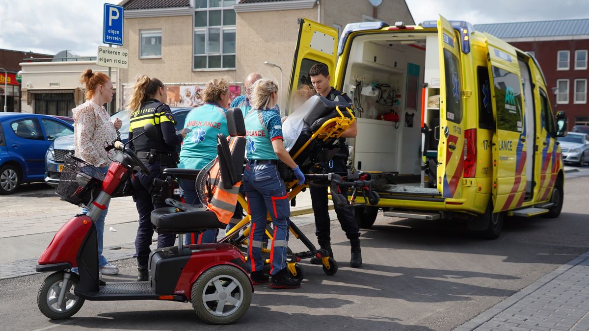 Vrouw op scootmobiel aangereden door bestelwagen - Rijnmond