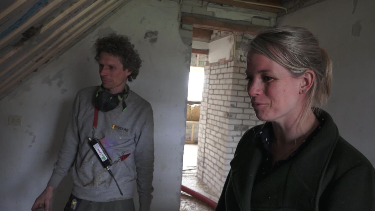 In Junne bij Ommen verbouwen Judith en Chris rogge waarvan het stro gebruikt wordt als isolatie ...