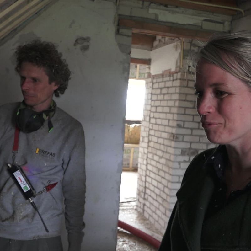 In Junne bij Ommen verbouwen Judith en Chris rogge waarvan het stro gebruikt wordt als isolatie ...