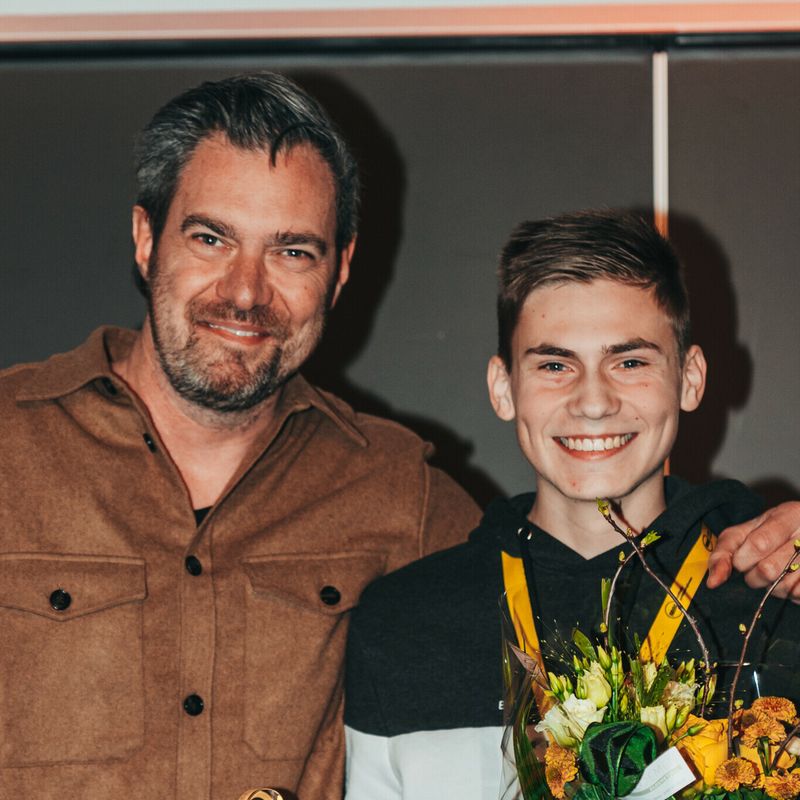 Niels (17) heeft nog geen diploma, maar is scheidsrechter van het jaar ...