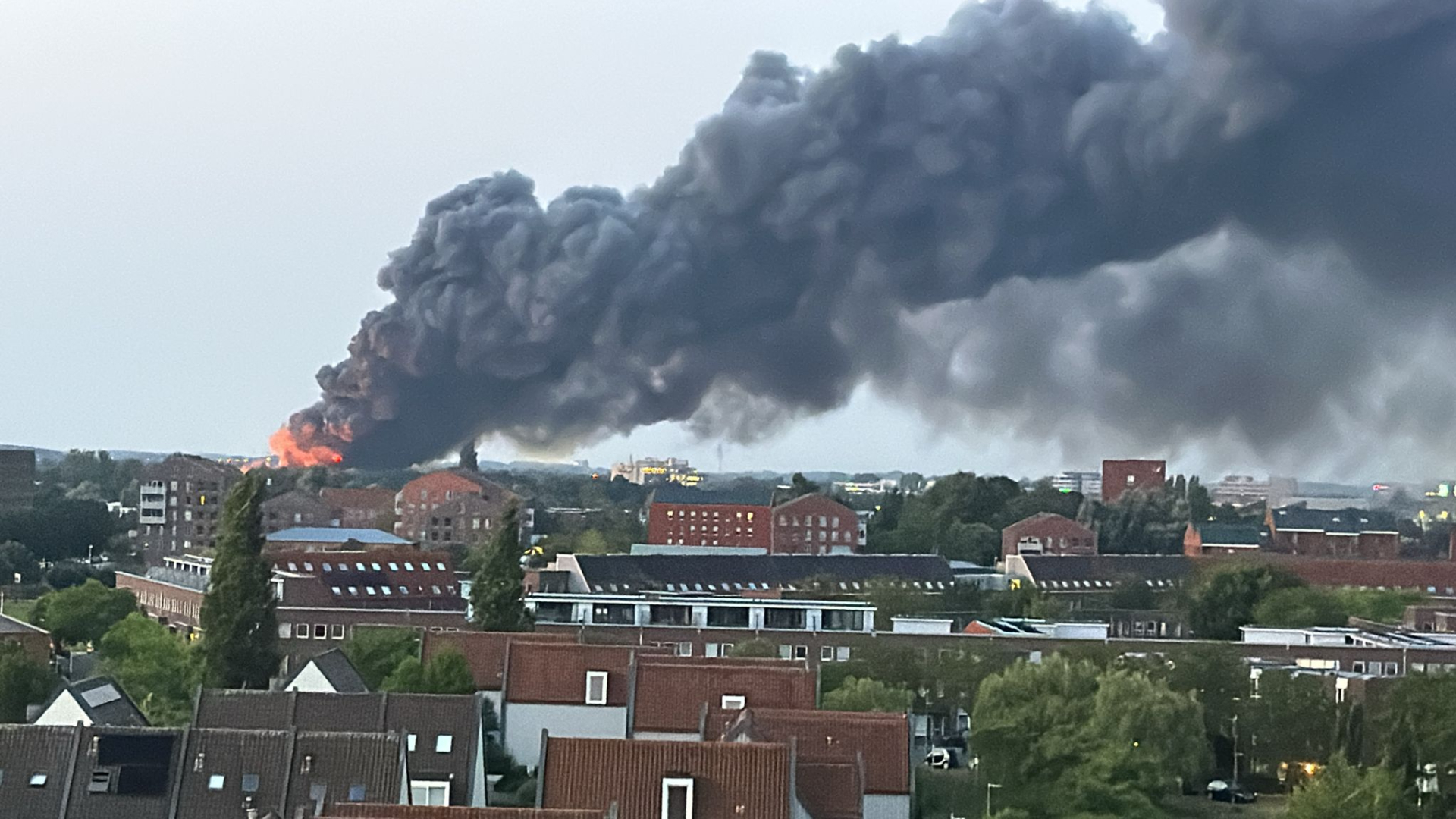 Grote brand op industrieterrein in De Meern, brandweer aan het ...