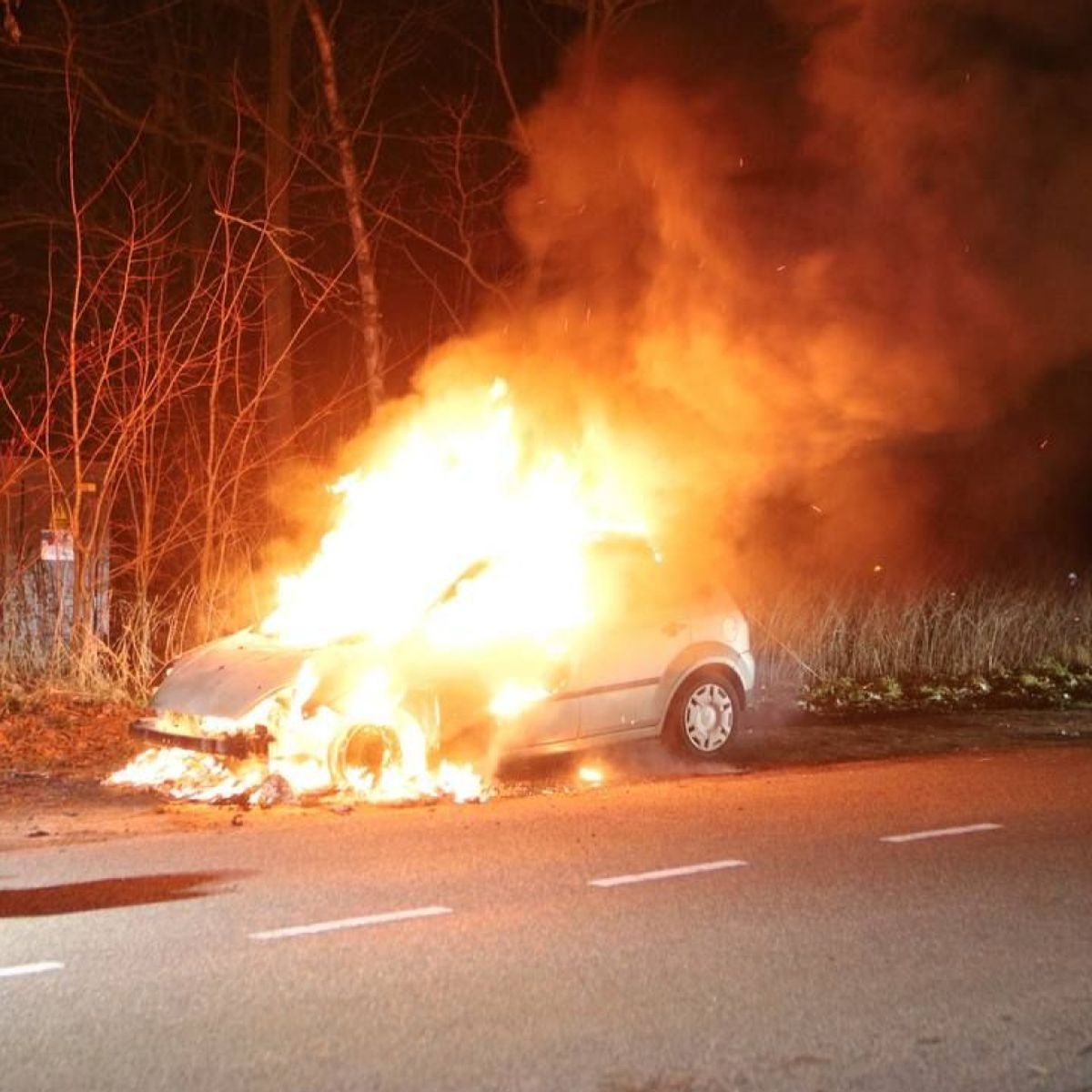 Auto brandt uit in Lieren - Omroep Gelderland