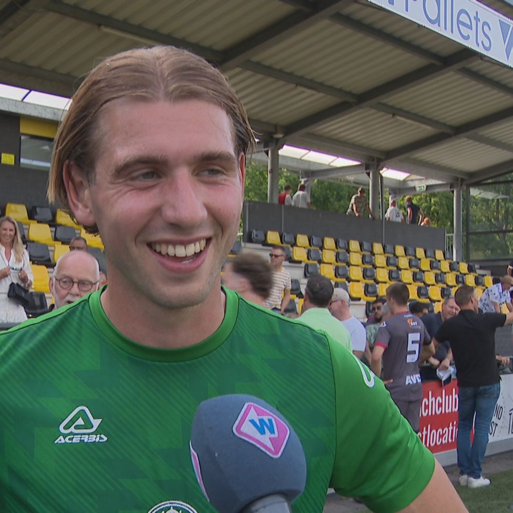 Fans van FC Rijnvogels zingen voor doelman David van de Riet - Omroep West