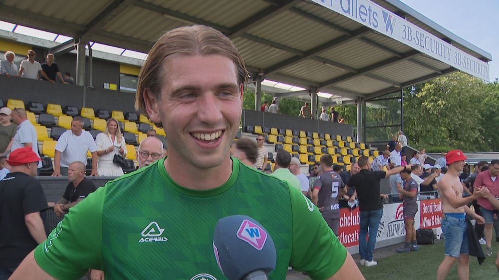 Fans van FC Rijnvogels zingen voor doelman David van de Riet - Omroep West