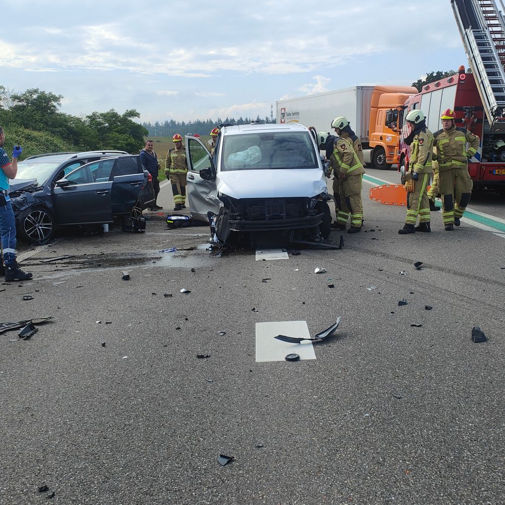 Ravage op N34 bij Exloo na ongeluk met vier auto's - RTV Drenthe